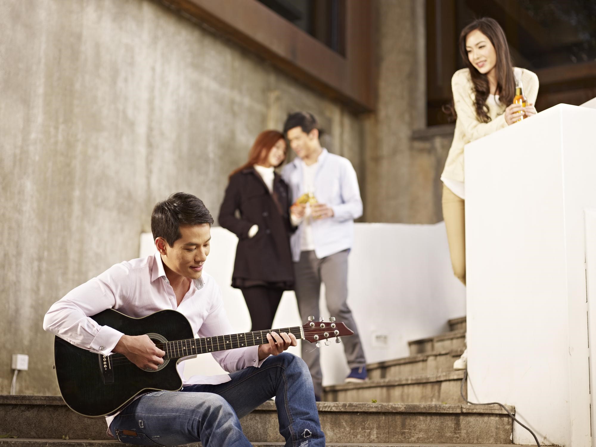 5 reasons to play a local open mic night - and what to expect - Fret Zealot